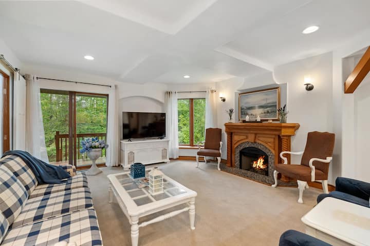 Cute Condo On Round Lake In Petoskey - Petoskey, MI