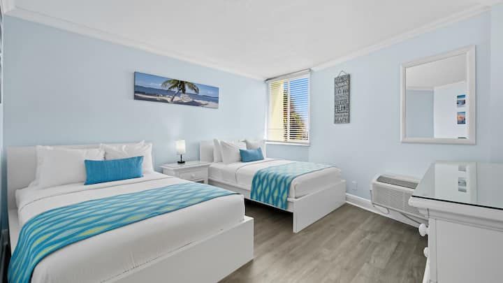 Pelican Pointe 322:walk To Beach~pool~free Parking - Clearwater Beach, FL