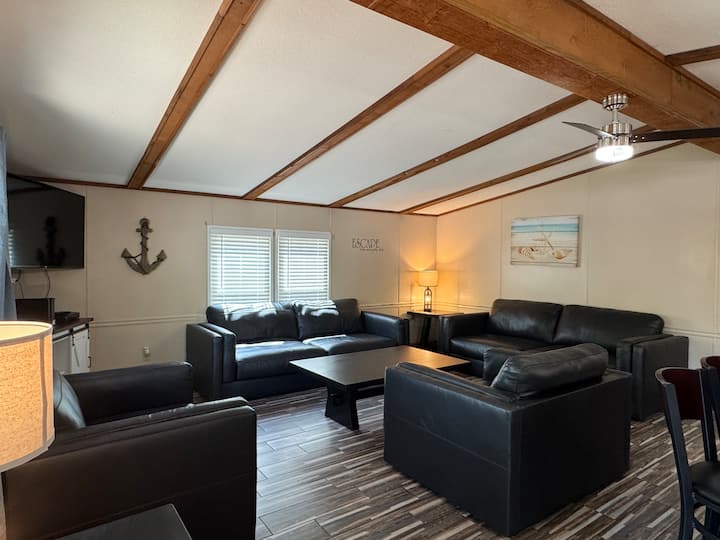 Your Poolside Cabin Escape | 8 Ppl | Ic6 - Put-in-Bay, OH