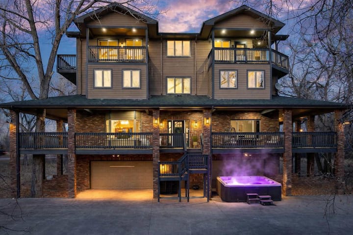 Ultimate Treehouse Mansion W/ Swim Spa, Sleeps 31 - Lakewood, CO