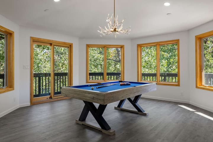 Ultimate Treehouse Mansion W/game Room - Lakewood