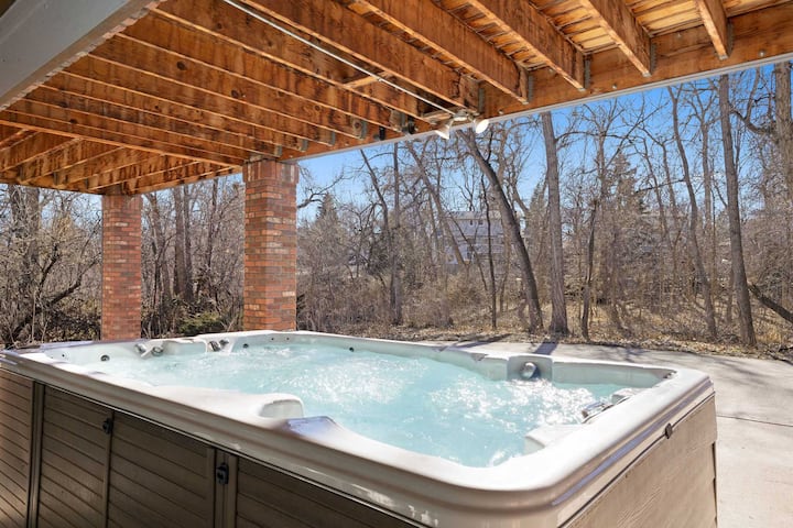 Ultimate Treehouse Mansion W/ Swim Spa, Sleeps 31 - Lakewood, CO