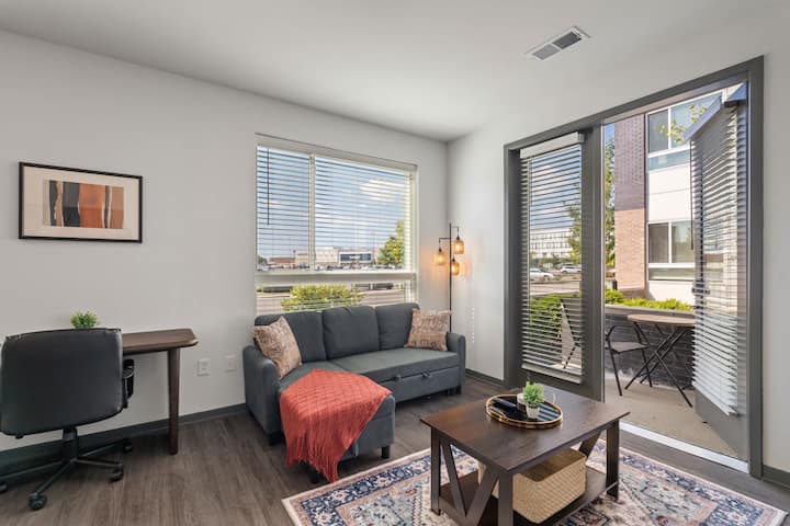 Cozysuites Ayr | Parking, Pool, Gym  #05 - Castleton, IN