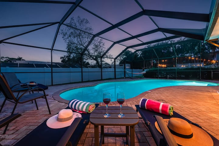 New! Sunshine Getaway! Heated Pool, Hot Tub, Games - Anna Maria Island, FL