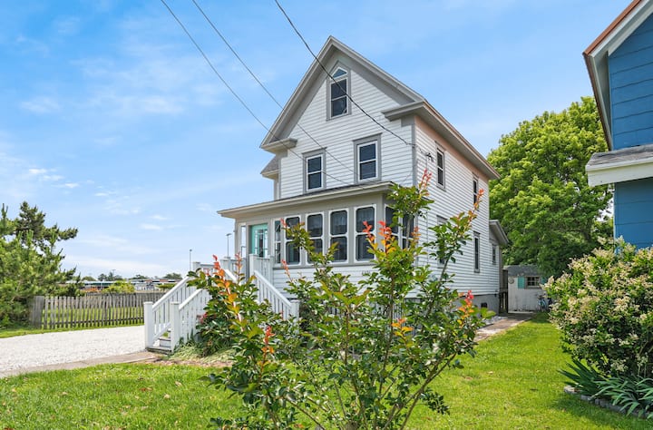 Sunset Bay Cottage | Bay Views + Fire Pit - Chincoteague, VA