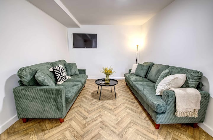 New Contractor 5-bed 3-bath Central Redcar - Redcar