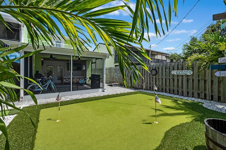 Stylish Beach Retreat- Putting Green & 3 King Beds - Cape Canaveral, FL
