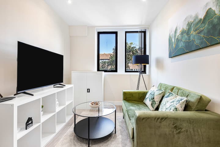 New London 1 Bed | Long Business Stays | Parking! - Epsom
