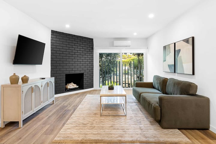 Monthly Rental | Walk To Cafés, Dining & Stores - Beverly Hills, CA