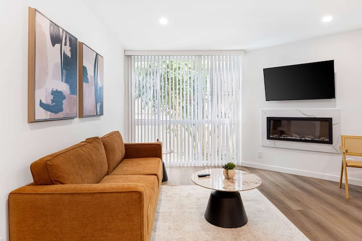 Modern Studio | Steps To Cafés, Dining & Stores - Hollywood, CA