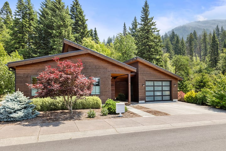 Mountain-view Retreat With Hot Tub & Waterfalls - Cascade Locks, OR