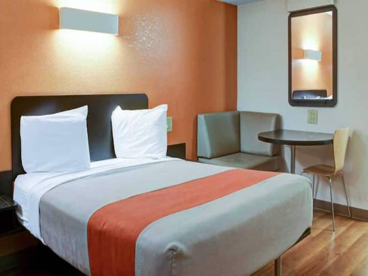 Motel 6 Bishop, Ca_1 King Bed | Nmsk - Bishop, CA