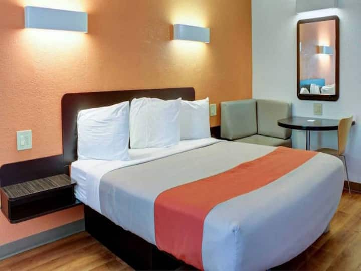 Motel 6 Bishop, Ca_1 King Bed | Mobilité - Bishop, CA