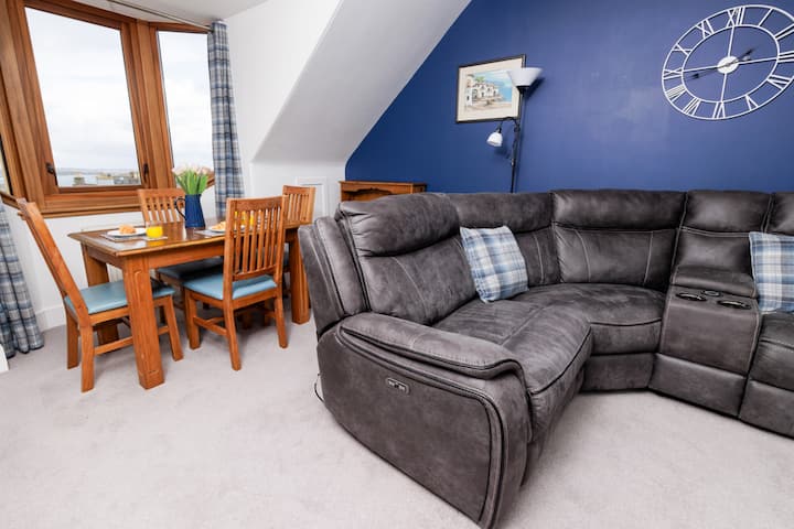 Stylish Lerwick 2br Apt With Harbour & Town Views - Lerwick