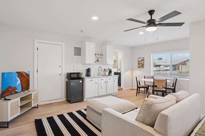Chic & Cozy Studio | King Bed + Sleeper - Tempe, AZ