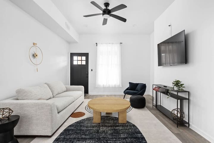 Comfort & Convenience | Beautiful 3br Family Home - Indianapolis, IN