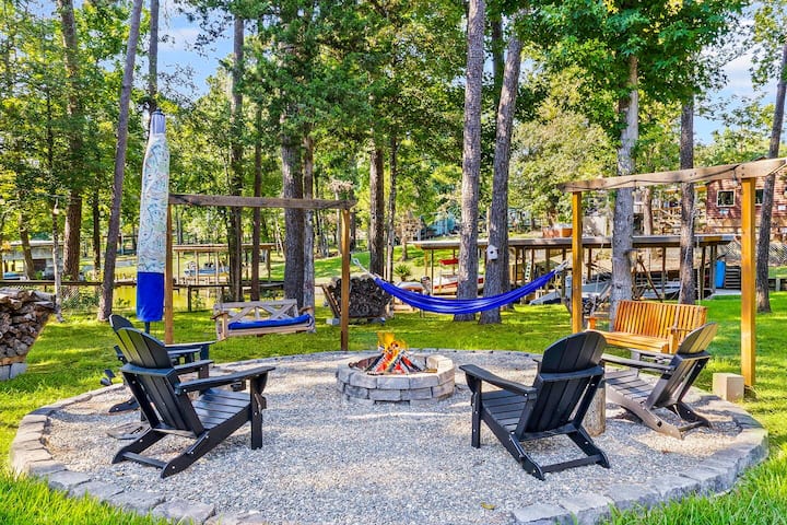 Lake Livingston Retreat + Firepit/game Room - Livingston, TX