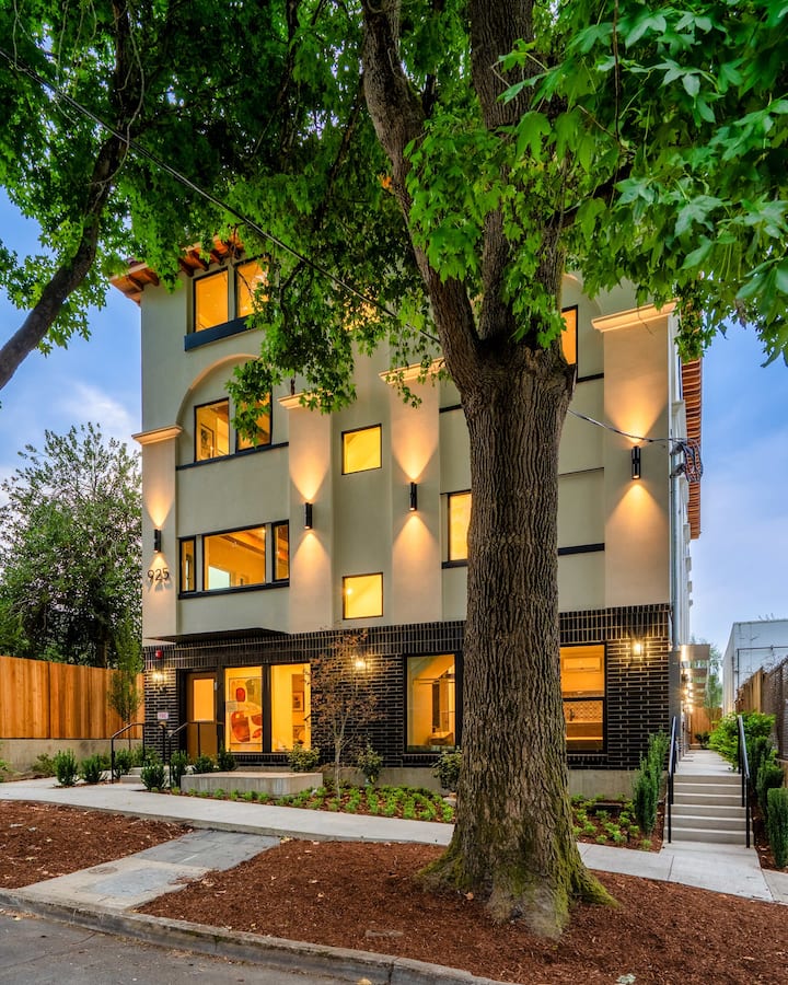 New 2br • Luxury Stay • Walkable • Best Location - Portland, OR