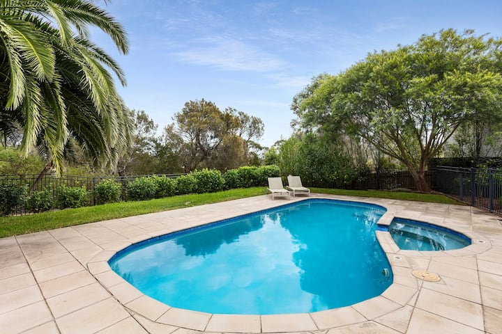 Palmyra Villa | Pool & Spa | Steps To Village - Frankston