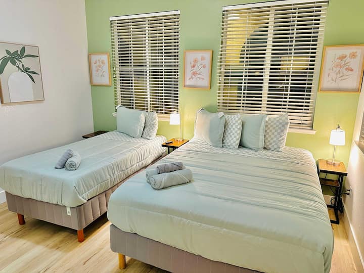 Welcome Retreat/6tvs/ Sleeps 16 - Tracy, CA