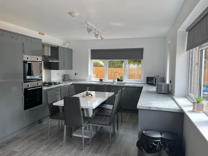 House - Sleeps 14, Onsite Parking & Pets Allowed - Bournemouth