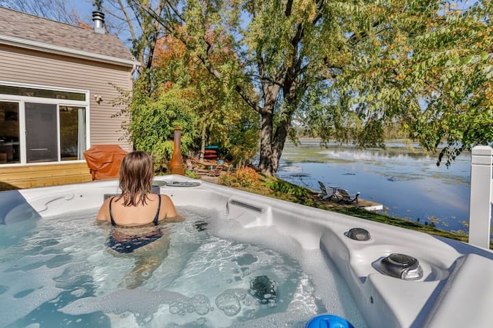 Riverfront Retreat With Hot Tub, Kayaks | Sleeps 8 - Wausau, WI
