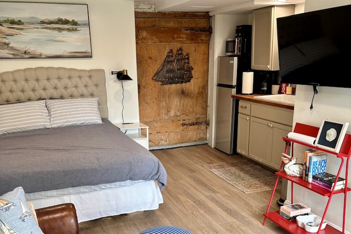 Seagrass Studio – A Private Garden-level Getaway - Marblehead, MA