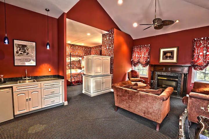 Bertram Inn L King Deluxe Suite L Aurora Stay - Aurora, OH