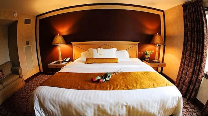 Bertram Inn L King Deluxe Suite L Aurora Stay - Aurora, OH