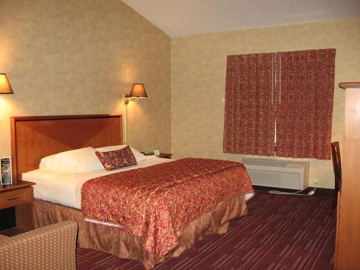1 King Bed L Bertram Inn L Near Cuyahoga Park - 奧羅拉