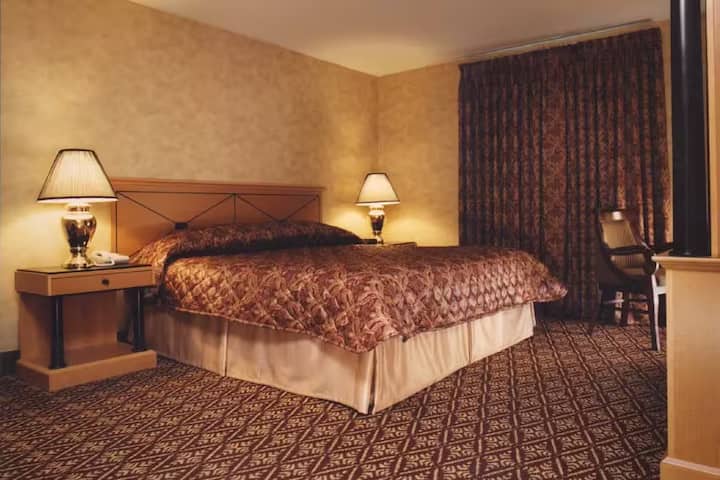 Bertram Inn L Queen Suite L Aurora Convenience - Aurora, OH