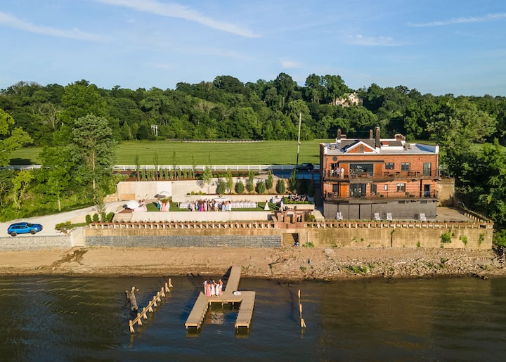 Historic Gaffney House, Exclusive River Estate - United States