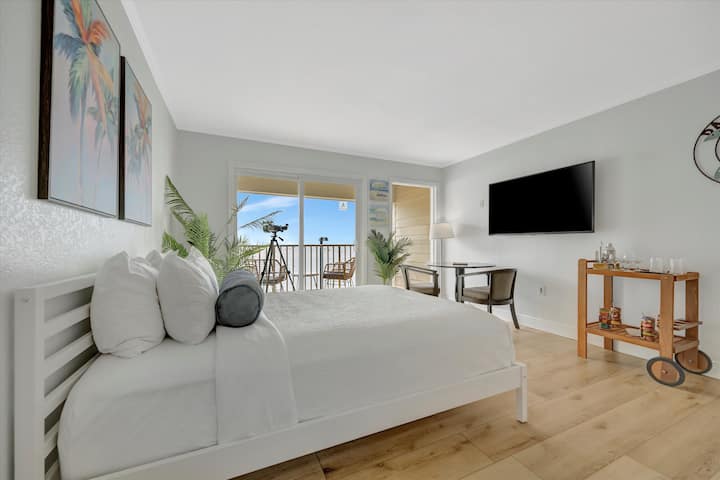 Palm Court, Waterview Balcony Suite & Heated Pool! - Pinellas County, FL