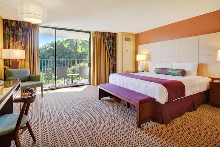 Banyan View From Balcony | Outdoor Pool | Parking - Hilo, HI
