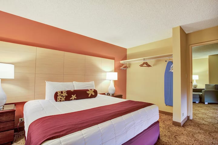 Hilo Hawaiian | Jr. Suite | Pool & Sun Deck - Hilo