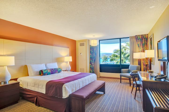 Hilo Hawaiian | King Premium | Oceanfront | Pool - Hilo, HI