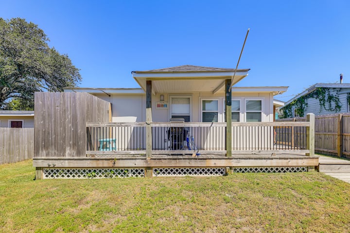 Fenced Yard, Walkable Location: Cozy Beaufort Home - Beaufort, NC