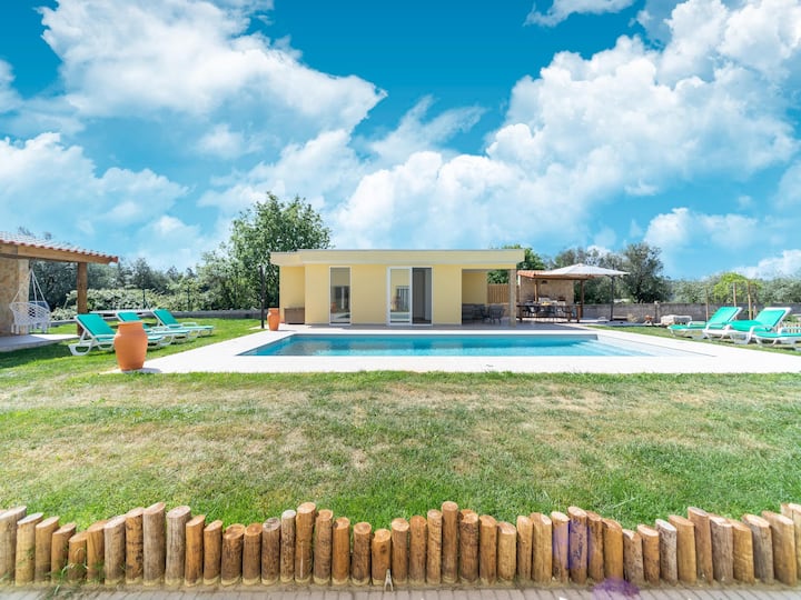 Maison De Vacances Rurale Avec Piscine - Soure