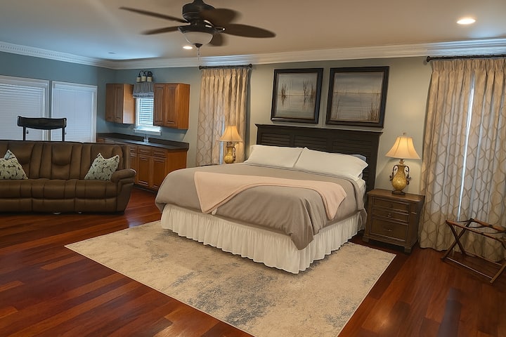 Chic Lakefront 4br Retreat W/ Dock & Hot Tub - Gilbert, SC