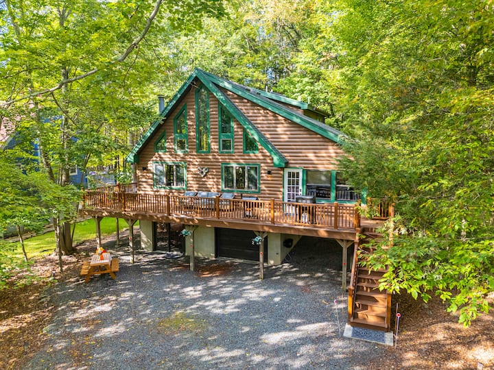 Pocono's Resort | Fire Pit, Jacuzzi, Winter Sport - Lake Wallenpaupack, PA