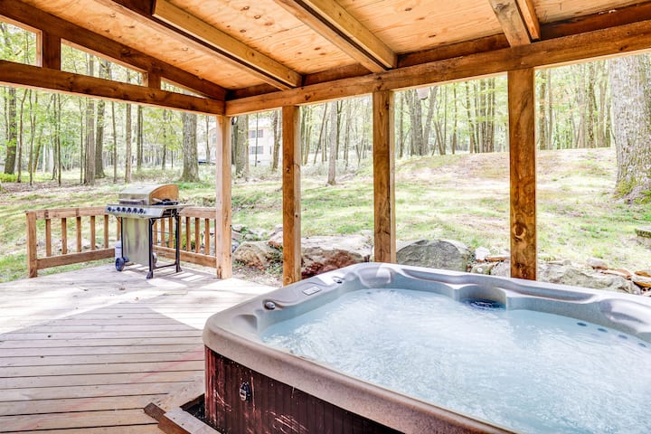 Long Pond Log Cabin W/ Hot Tub Soaks & Outdoor Fun - Pocono Lake