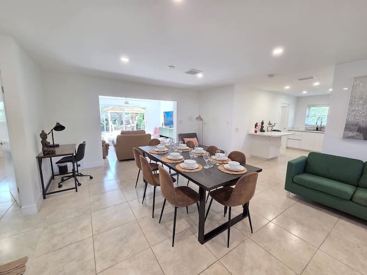 Luxury Home In Hallandale Beach - Hallandale Beach, FL