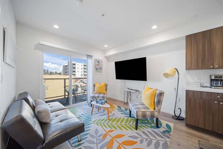Sleek 1br City Retreat W/ Balcony Views - Vernon, CA