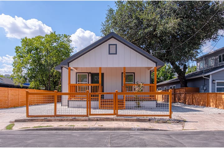 Comfy And Happy Stays Near Riverwalk And Downtown! - San Antonio, TX