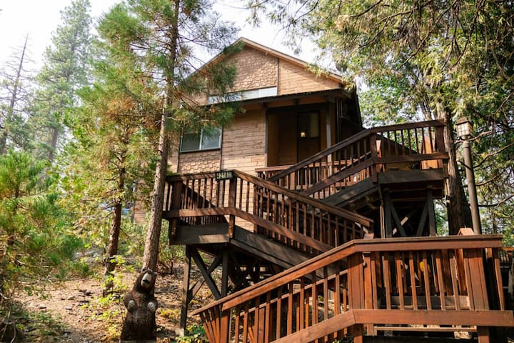 Treehouse Retreat | Sleeps 10 | Big Deck - Shaver Lake, CA