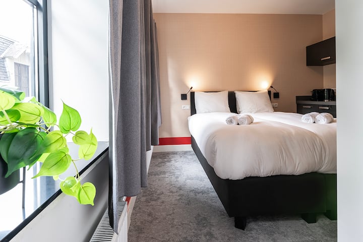 Smart King-bed Studio W Kitchen Next To Bed - 틸부르흐