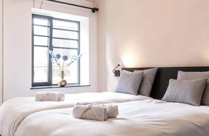 Tilburg King-bed Studio | Couples /Solo Travelers - Tilburg