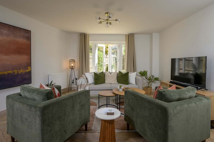 Modern Home On Edge Of Cotswolds, Private Parking - Cheltenham