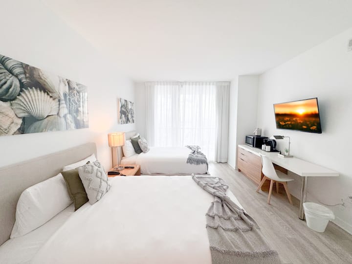 Cozy Studio · Balcony & Great Views - Hallandale Beach