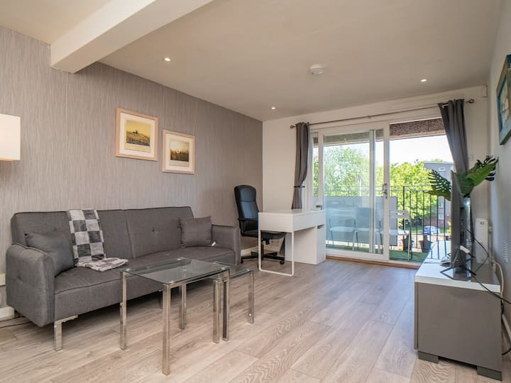 Northfield 1 Bedroom Apartment With Sofa Bed - Edinburgh